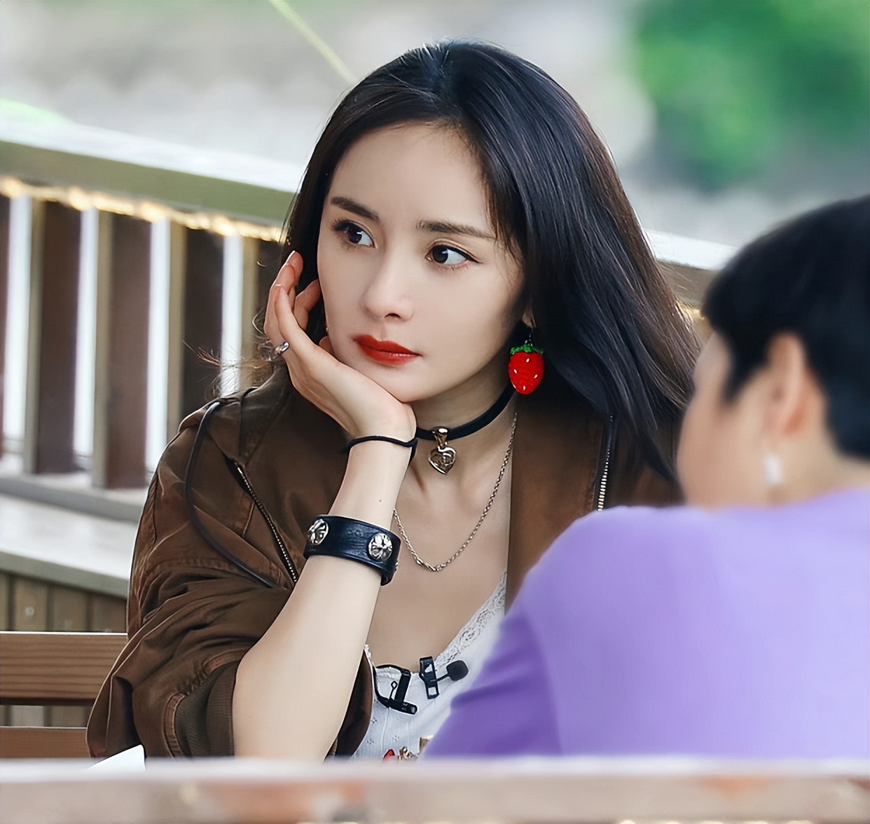 Zhao Jinmai and Yang Mi eat a strawberry. - iNEWS