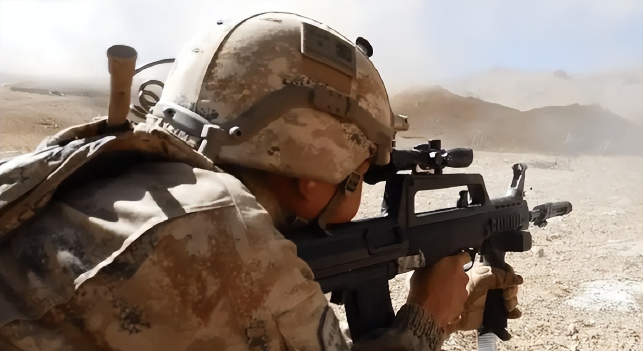 Our army's 7-man machine squad: there are 2 machine guns, 1 bazooka ...
