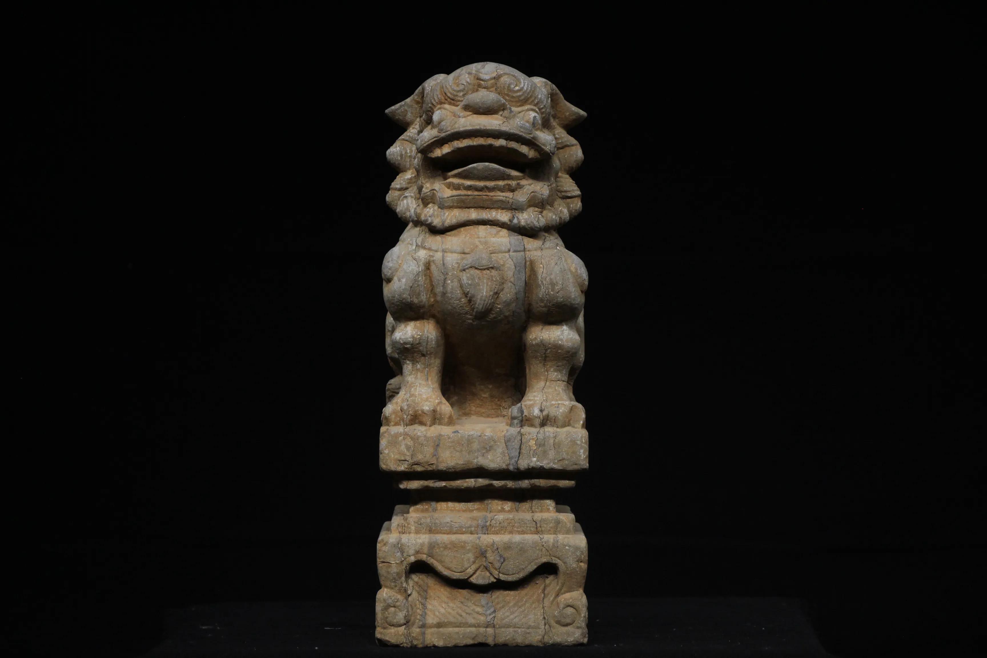 The lion in the middle hall rests on the pedestal of Sumeru, - iNEWS