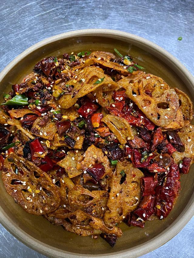 Teach you to make spicy lotus root slices, crispy and appetizing, full ...