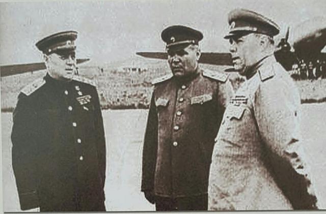 When fighting, how did the commander, the political commissar and the ...