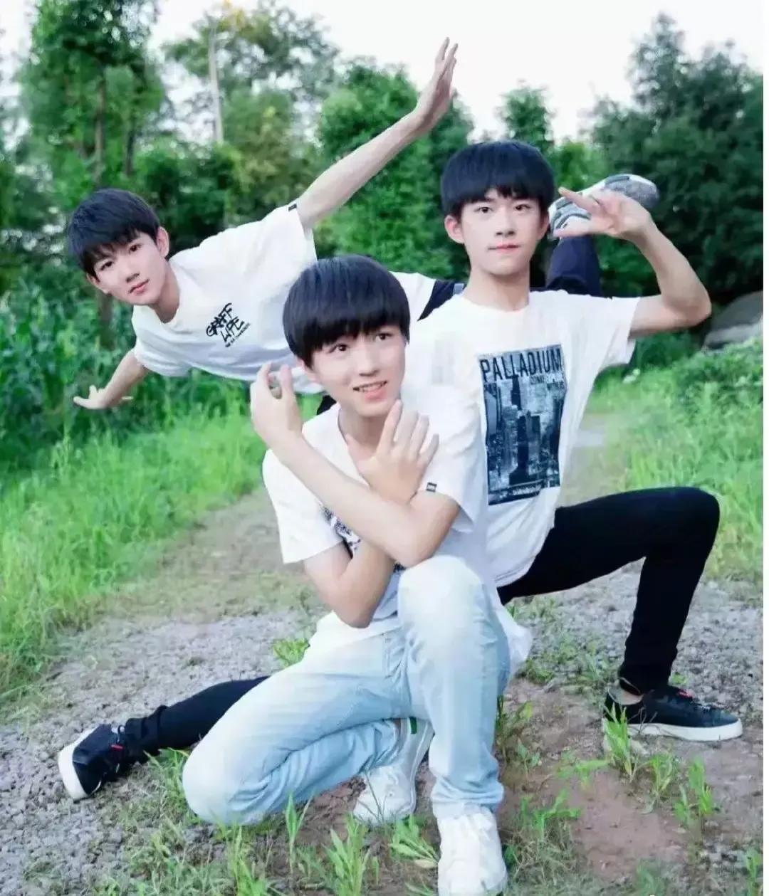 The 10th anniversary concert of TFBOYS Three Little Ones was full of mics and overturned ...