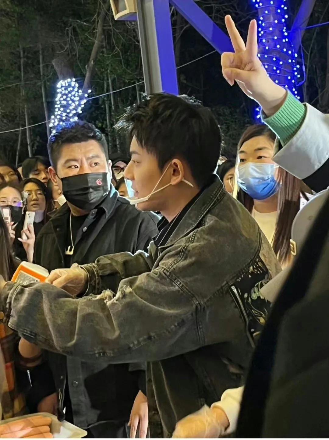 Chen Xiang set up a stall in the night market and was on the hot search ...