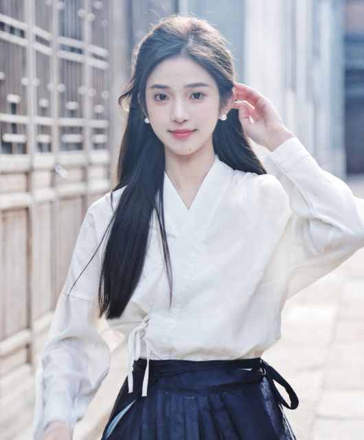 Wang Sicong brought his new girlfriend to buy luxury goods. The woman ...