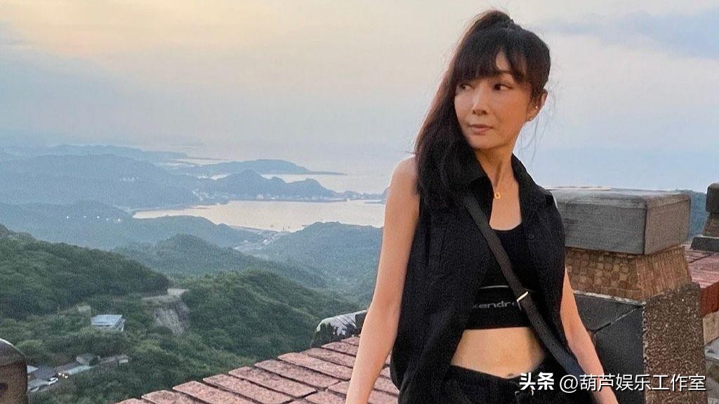 55-year-old supermodel Hu Wenying is skinny and wears a bikini to show ...