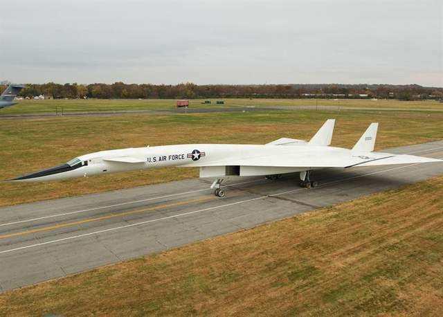 The world's fastest bomber XB-70, 3 times faster than the missile, was ...
