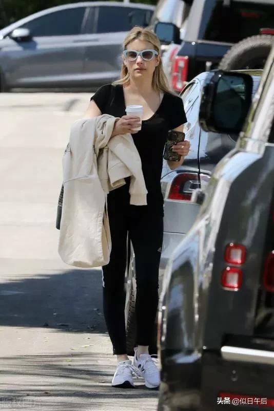 Emma Roberts is full of energy in a black T-shirt + sports pants + blue ...