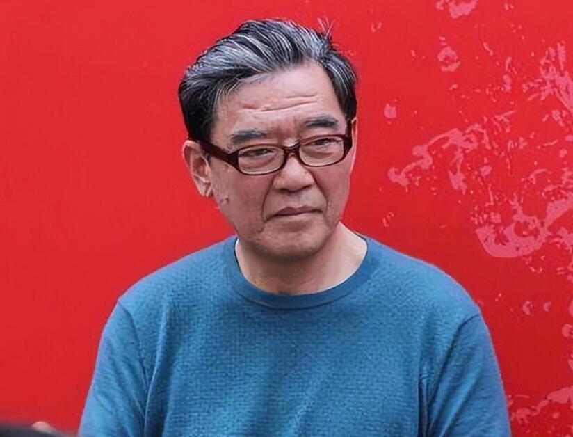 Li Liqun attended the Huabiao Awards and used his mobile phone to shoot ...