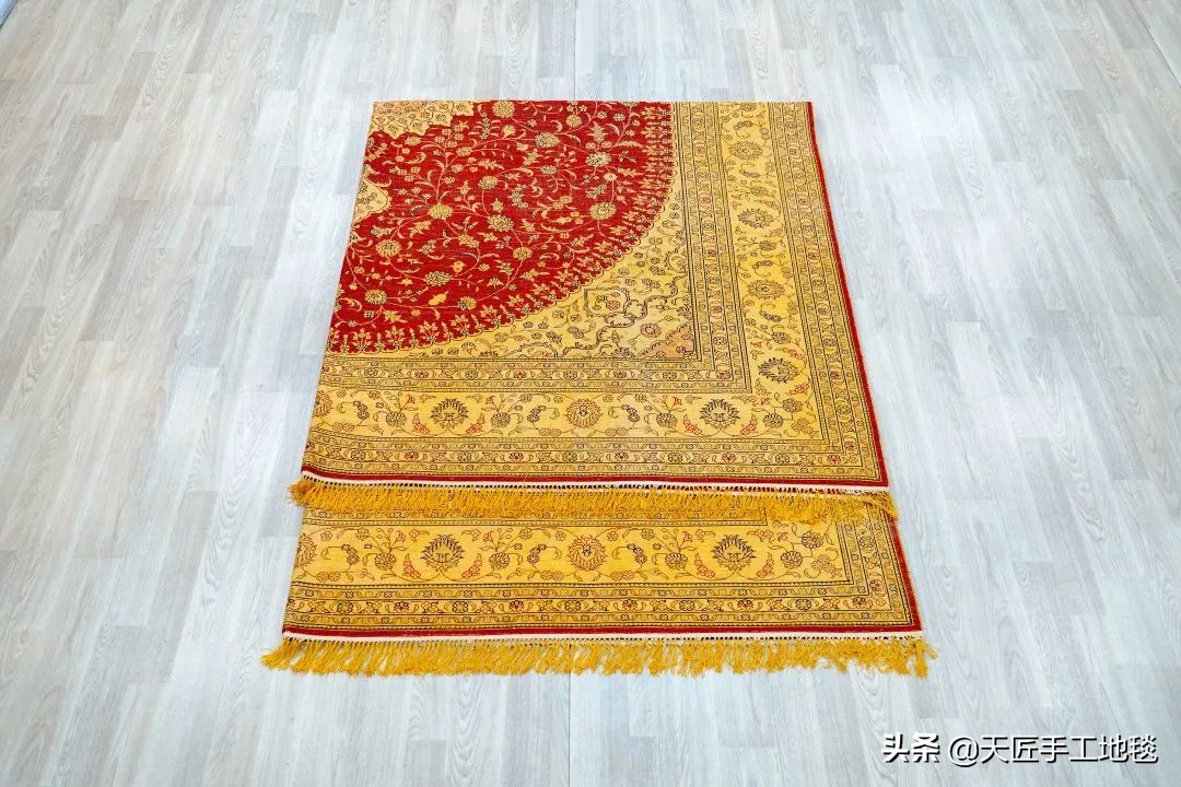 How are handmade silk rugs folded for shipping? - iNEWS