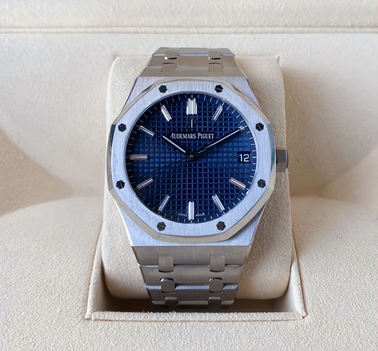 Audemars Piguet watch back cover off - iMedia