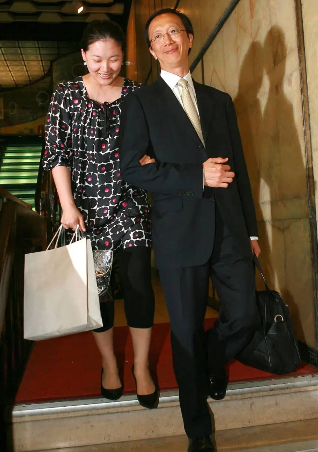 Fu Mingxia and her 26-year-old husband go shopping, wearing a red face ...