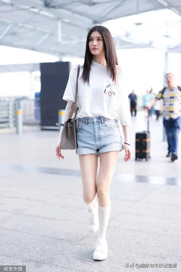 Supermodel He Sui's white T-shorts look from the airport, a pair of ...