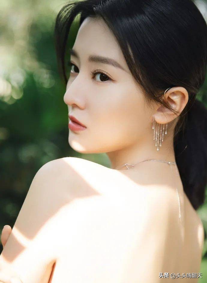 Qiao Xin wears a white tube top dress with beautiful shoulders!Ice ...