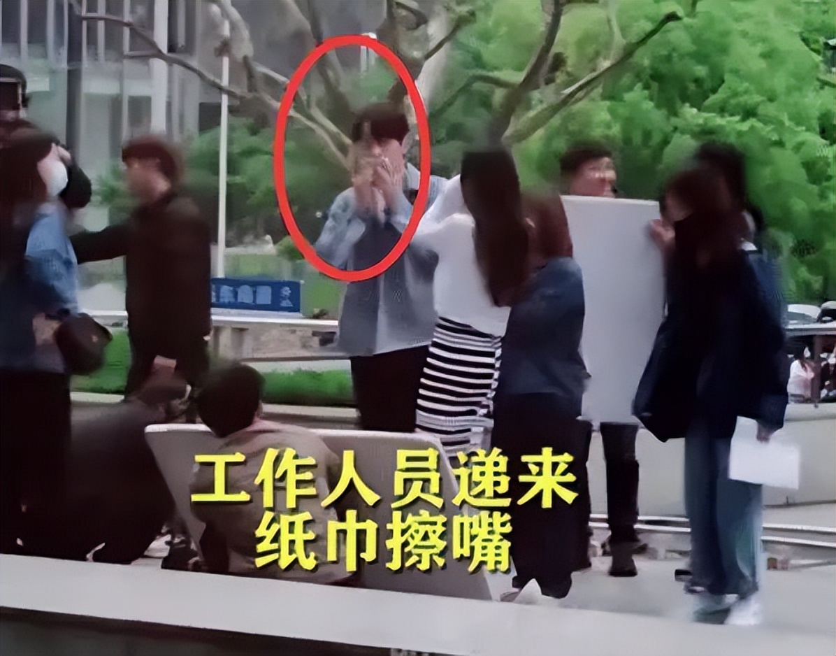 Yang Mi and Xu Kai filmed a kissing scene. After the scene, the man ...