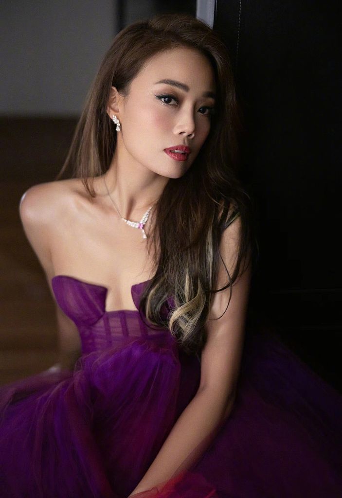 Joey Yung wears a very high-end rainbow skirt, the wheat complexion is atmospheric and sexy, and ...
