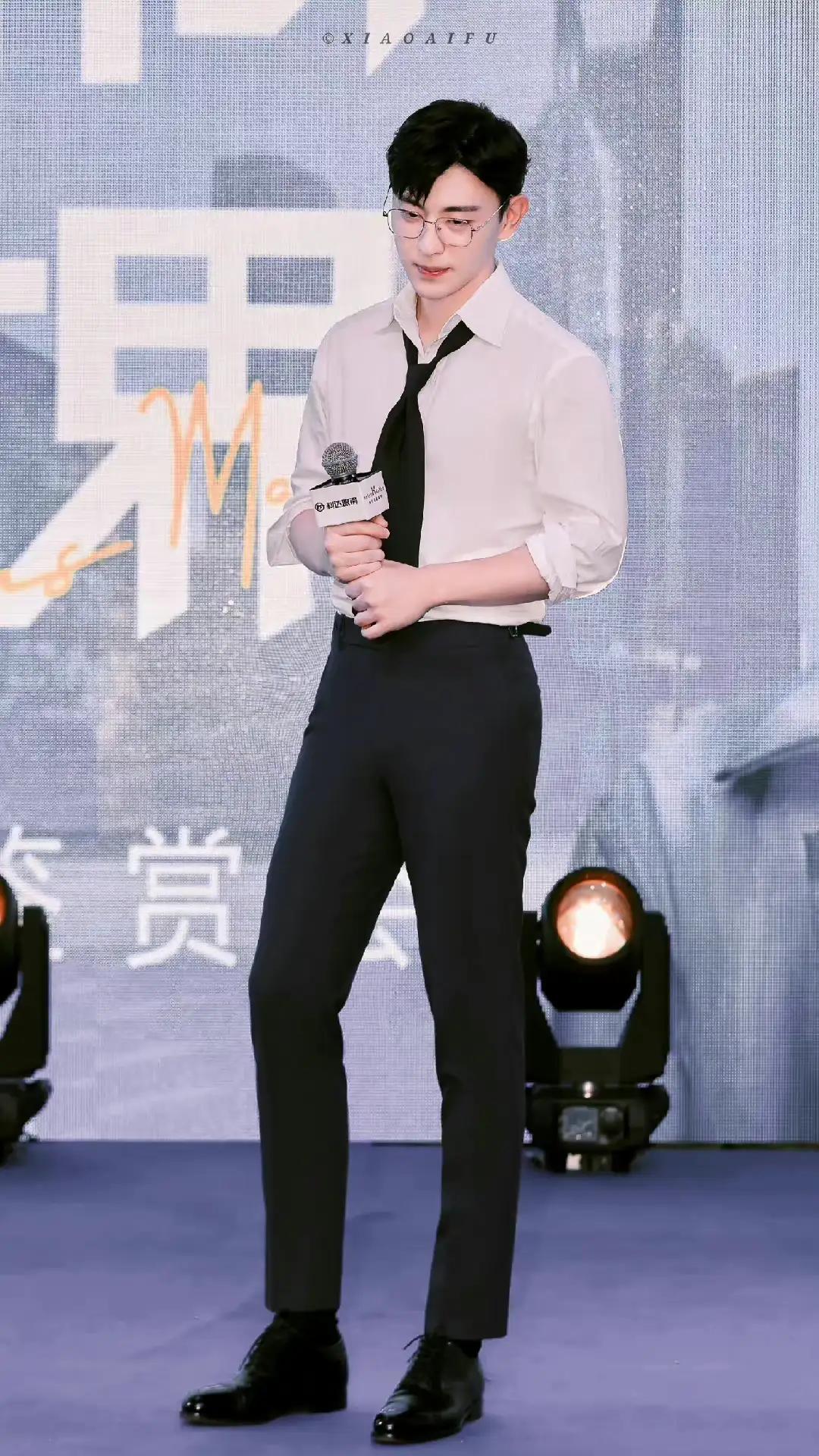 Deng Lun's long legs - iNEWS
