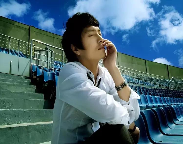 Yunfei on the Avenue of Stars: Abandoning the original spouse, divorced ...