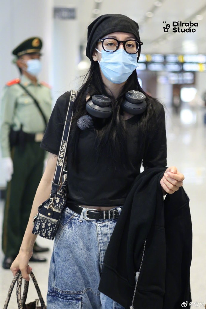 Dilraba recorded "Flowers and Boys 5" and appeared in casual clothes ...