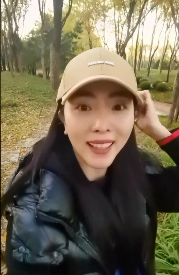 Li Sisi: Smile Exhibition in the Lidong Season - iMedia