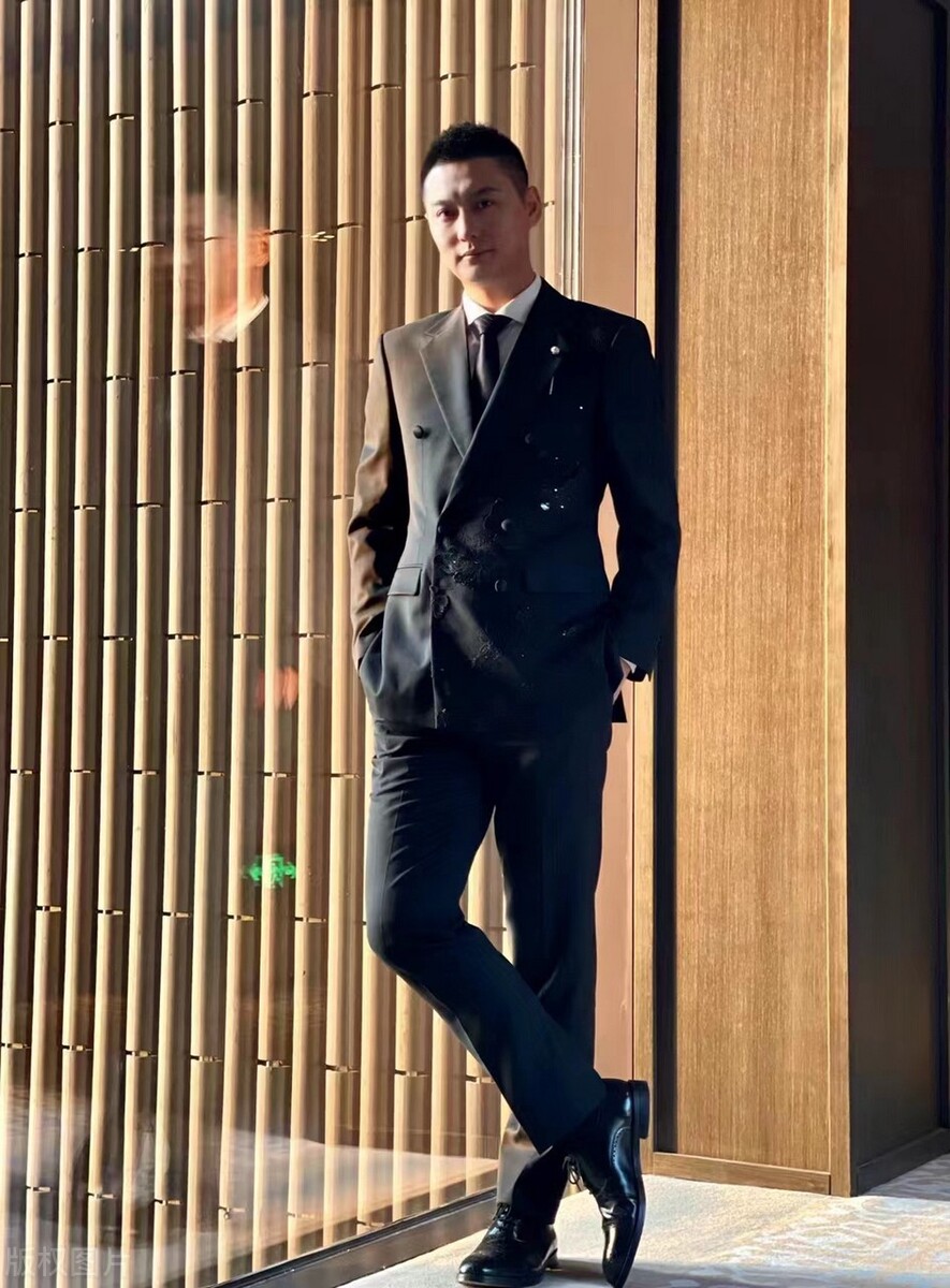 The charming photo of Wang Kai, Hou Jingjian and Yan Ni after the ...