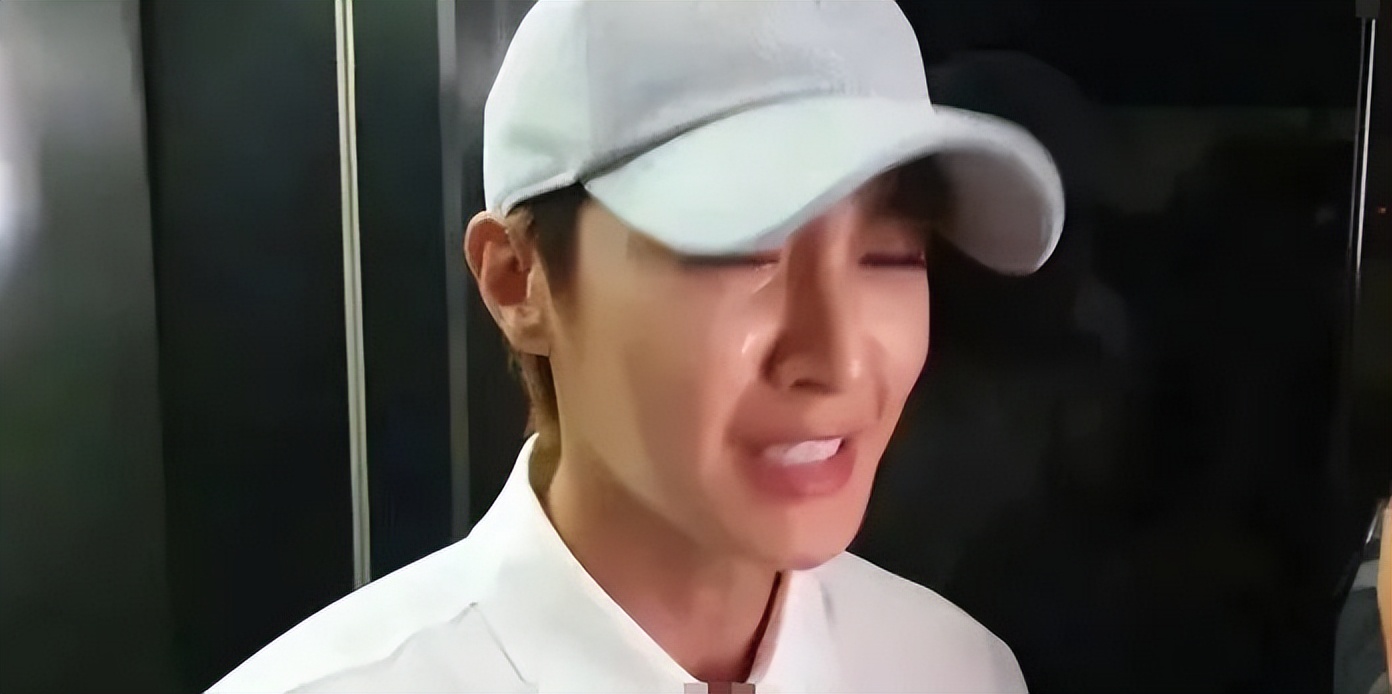 Secretly taking private photos, revealing intimate videos... This ...