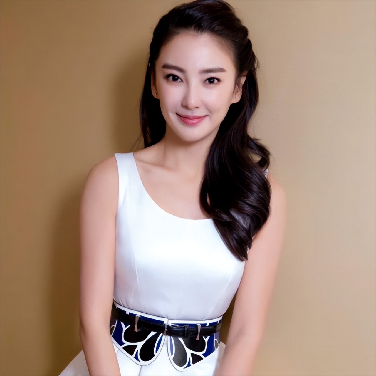 Zhang Yuqi and Li Bingxi don't shy away from holding hands on the ...