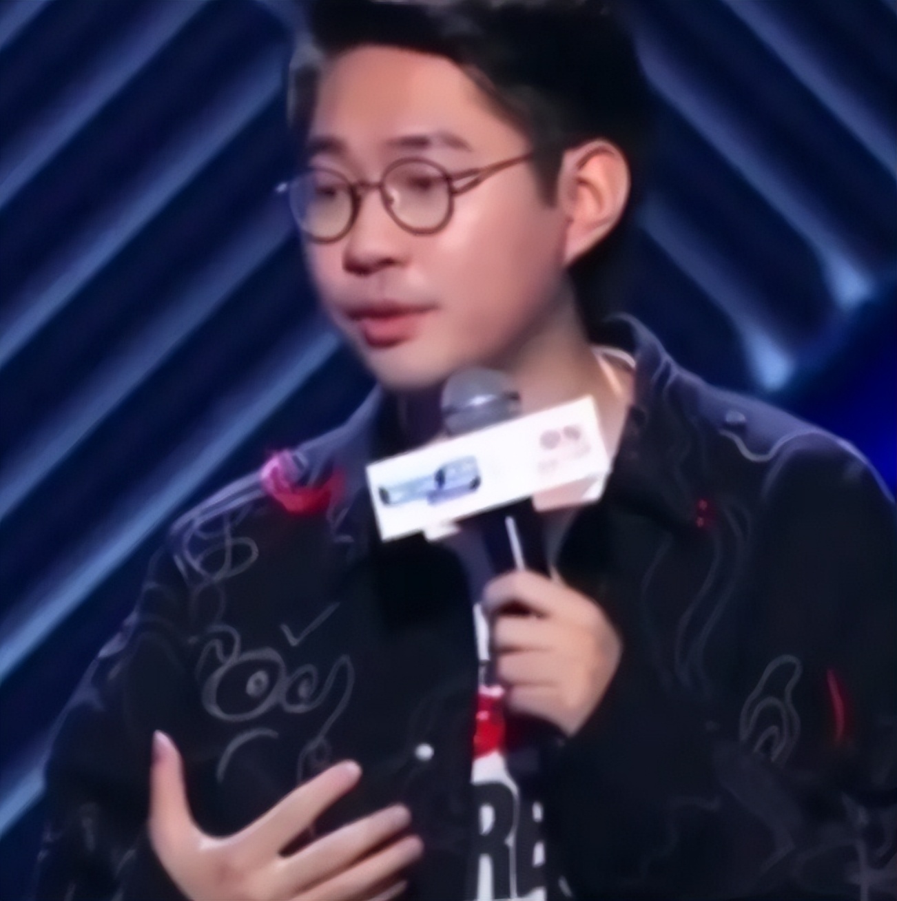 Not only the actors have problems, but the applauding audiences are ...