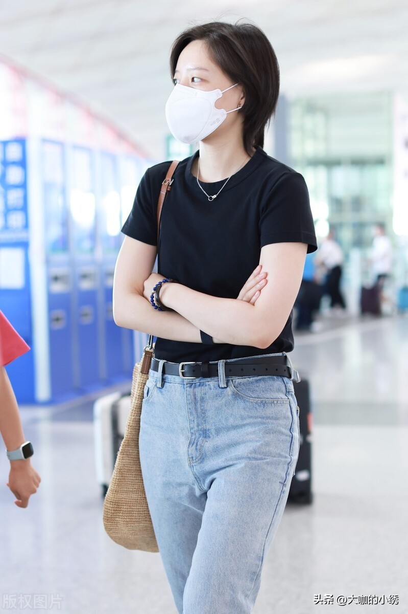 Li Sidani is wearing a black T-shirt + denim straight-leg pants ...