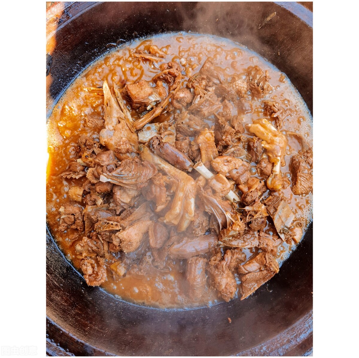 The practice of stewing a big goose in a cast iron pan - iNEWS