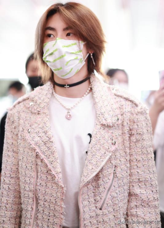 Little ghost Wang Linkai's latest airport street shot, so elegant today ...
