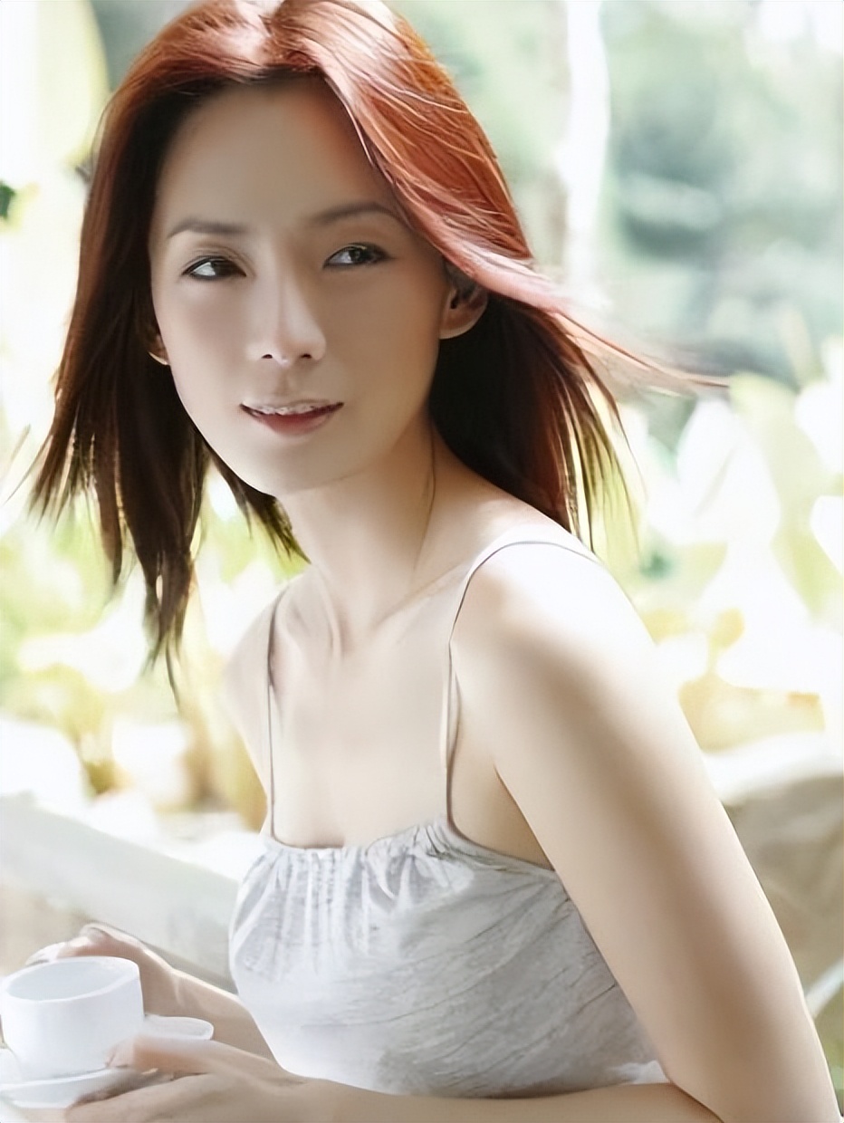 47-year-old Zheng Xiuzhen took a photo of a bathrobe - iNEWS