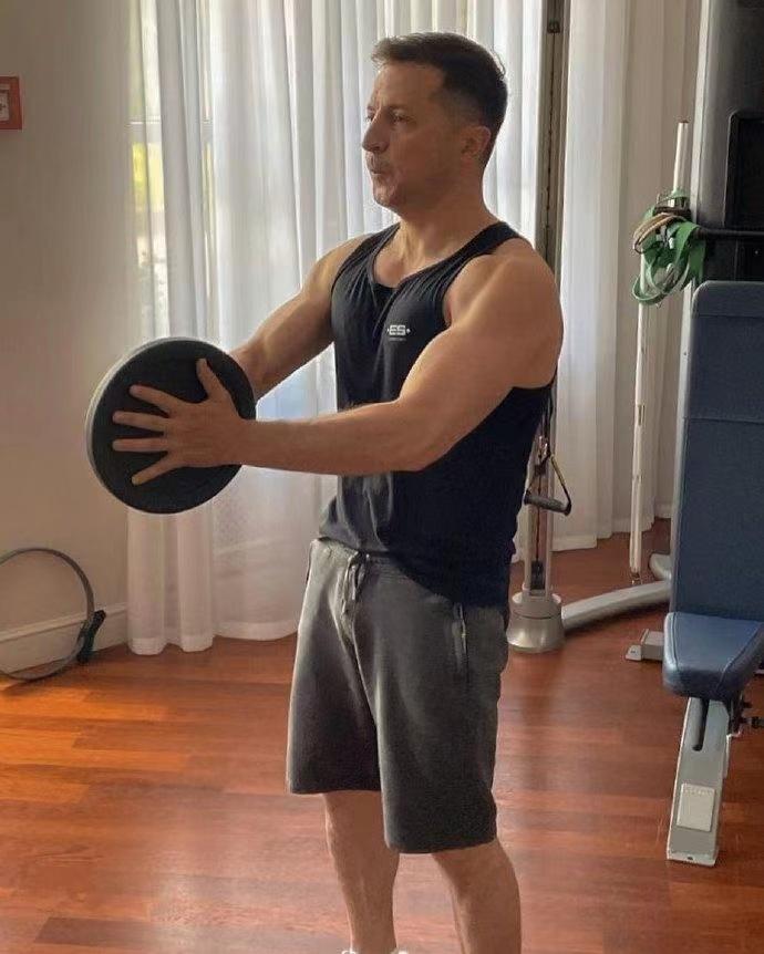 Zelensky, who was sobered up by the war, has his arm muscles out of the ...