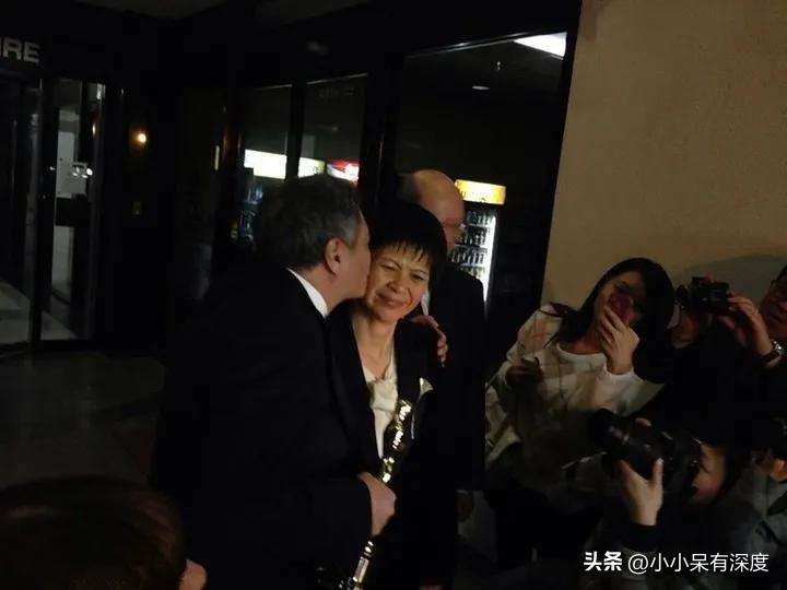 A recent photo of Lin Huijia, she is the ugly wife behind Ang Lee, she ...