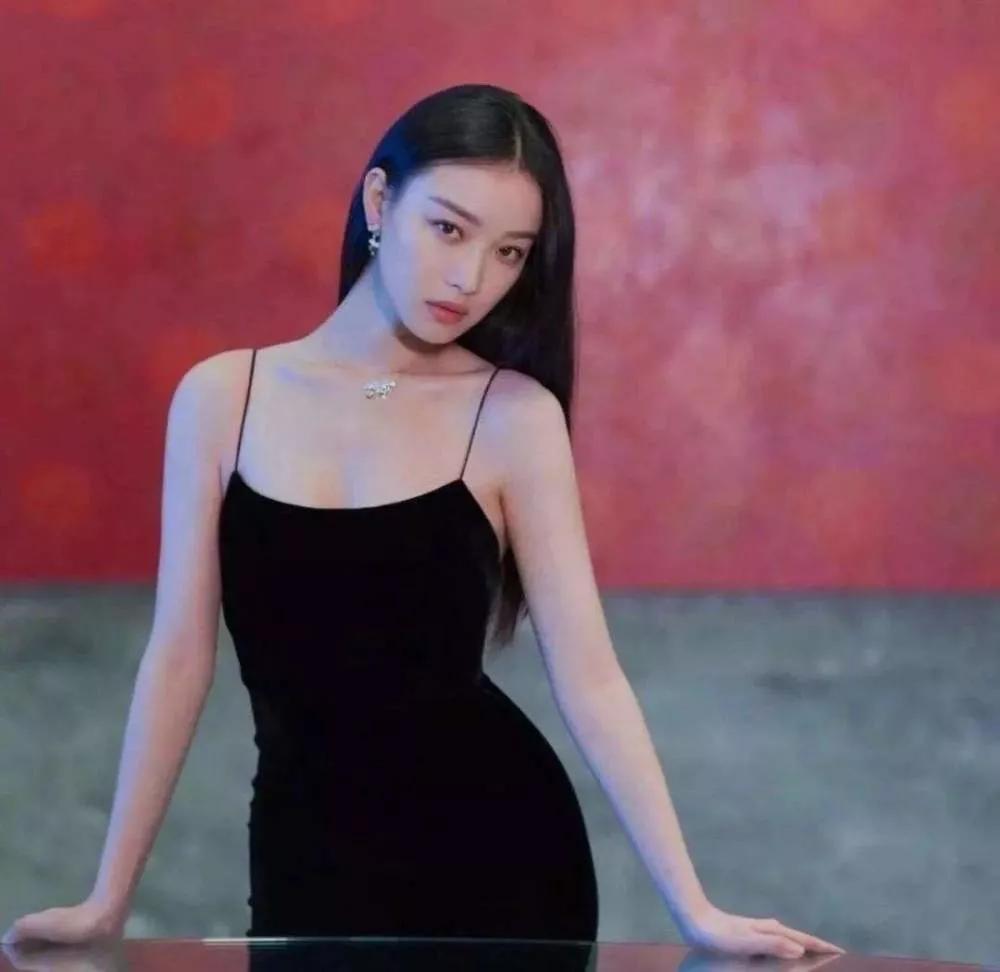 Ni Ni's body is amazing, and her looks and temperament are online - iNEWS