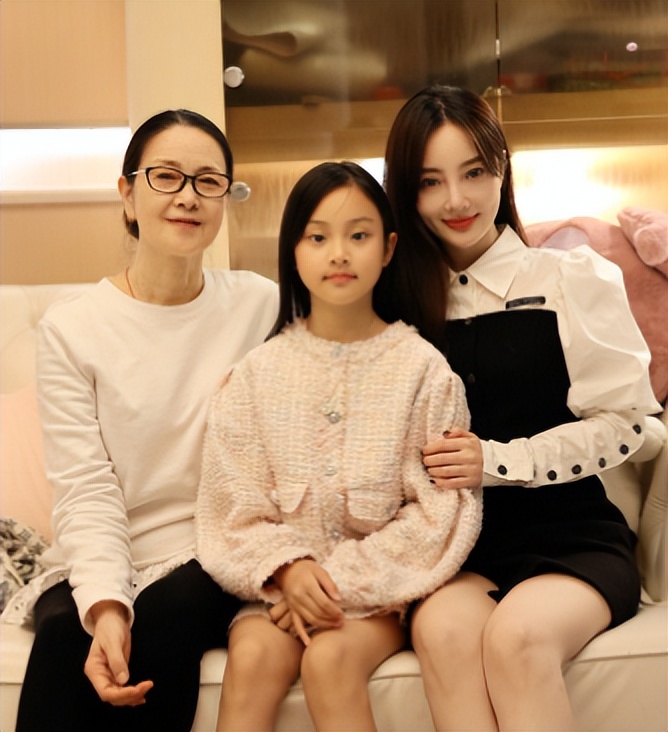 41-year-old Li Xiaolu and 65-year-old mother Zhang Weixin are in the ...