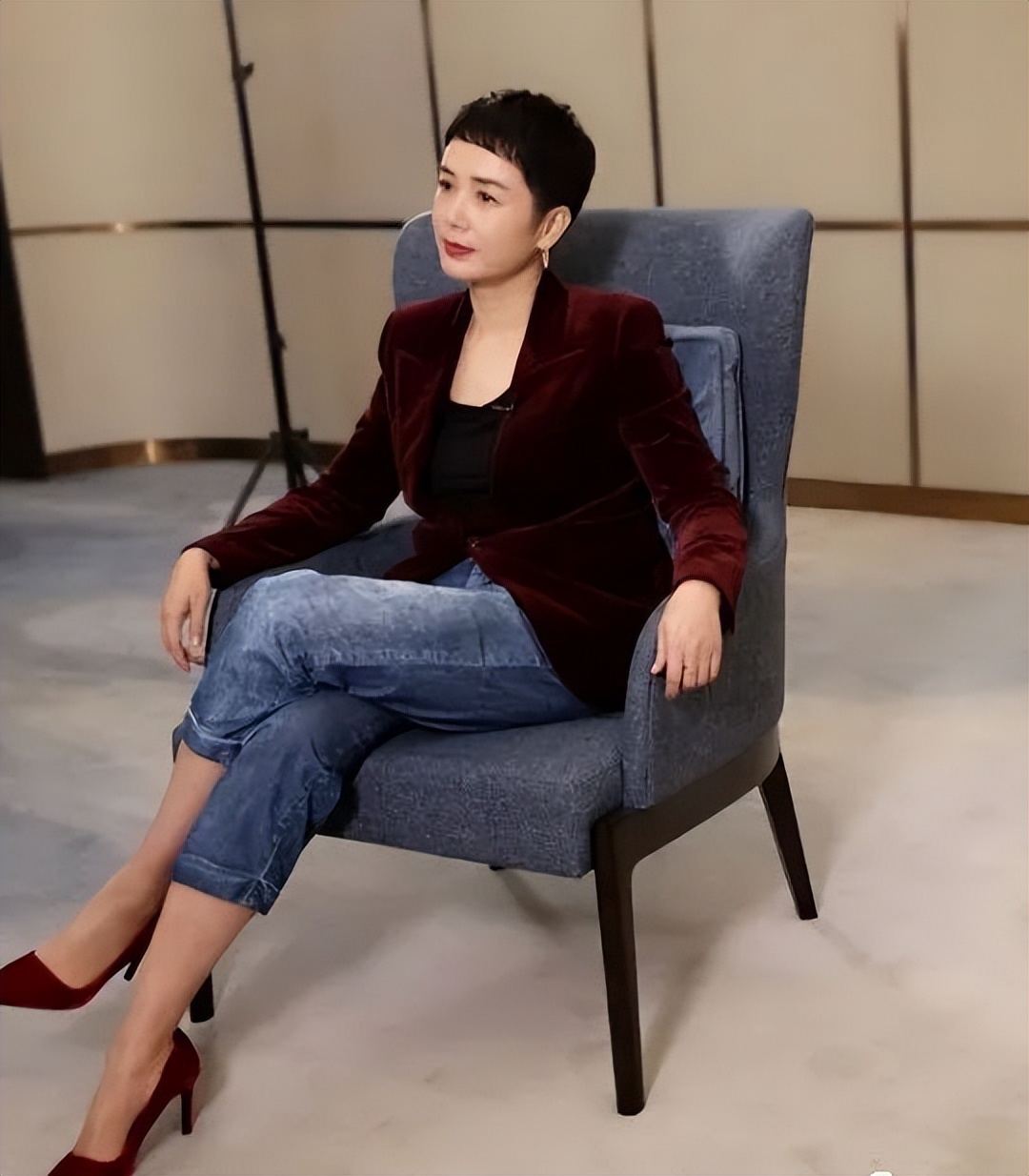 Jiang Wenli and her family are traveling in France. At the age of 56 ...