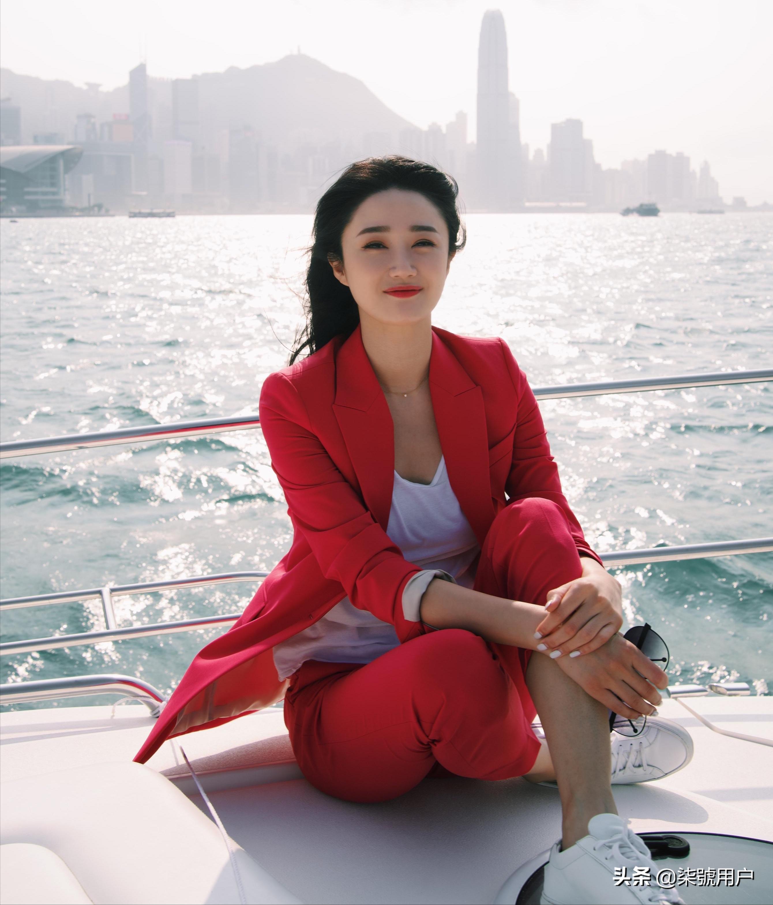 Tian Tong: The beauty pageant champion holds hands with Phoenix TV ...