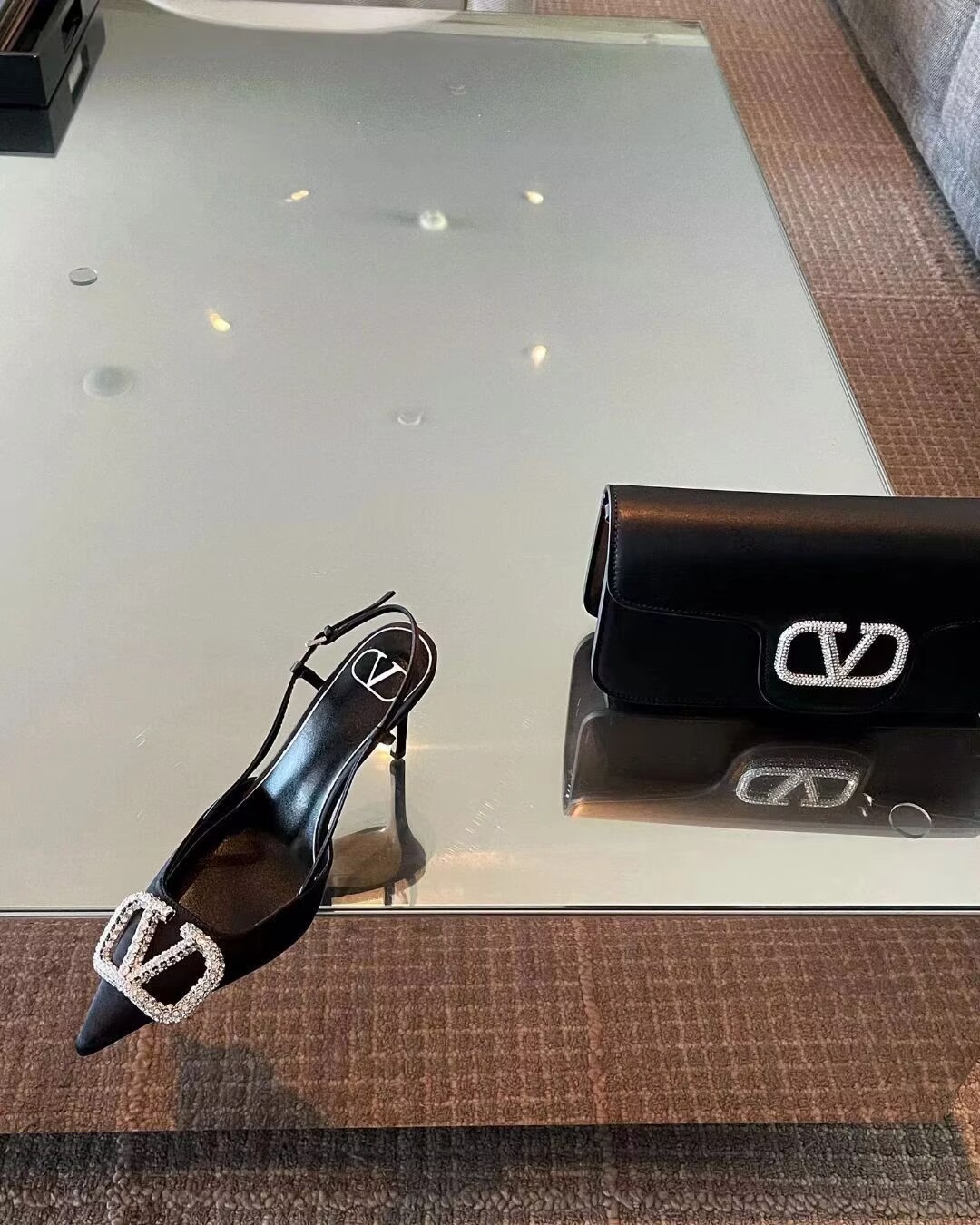 Valentino is really a high-heeled shoe with a ceiling. Hua Tuo Tiannu ...