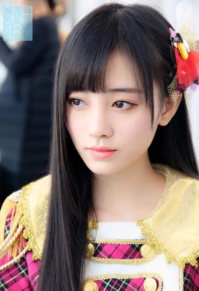 Ju Jingyi wears a floral skirt and braids on one side! White and ...