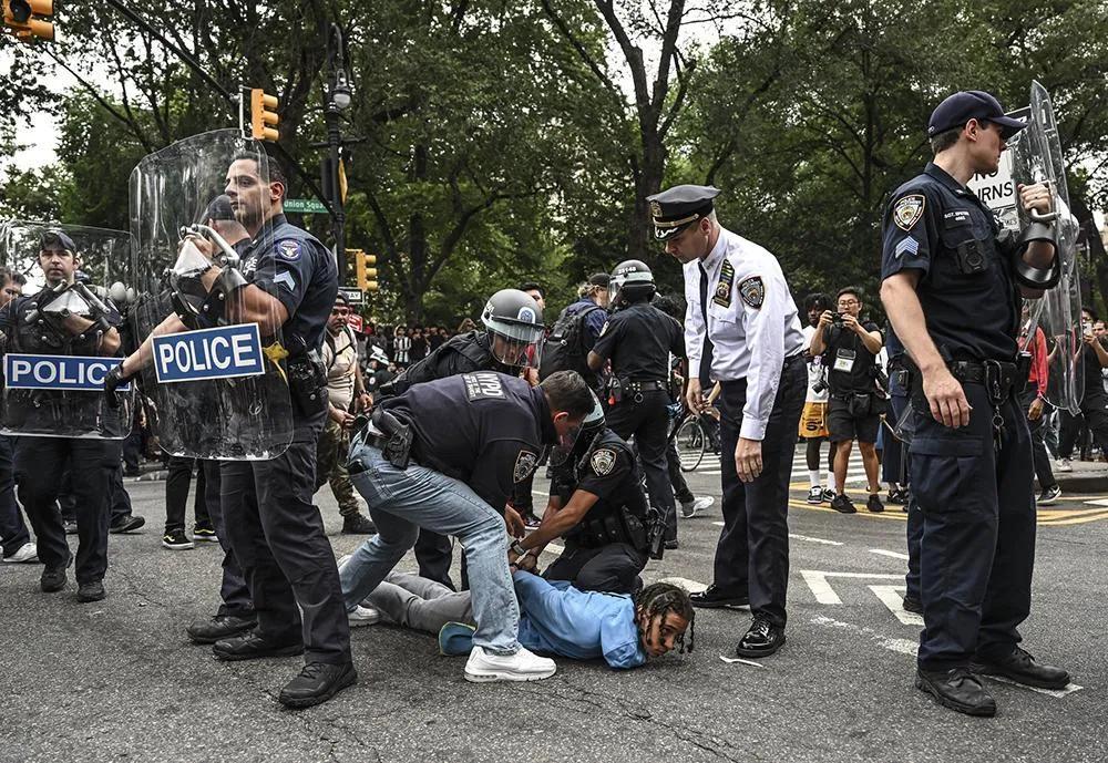 Civil war is imminent! Large-scale conflict broke out in New York, USA ...