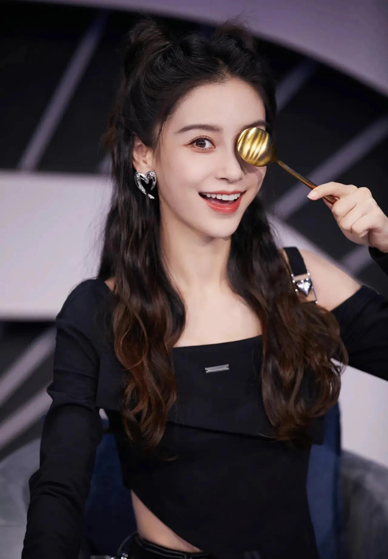 Charming smile, ladylike appearance, graceful and graceful!—Tong Liya ...