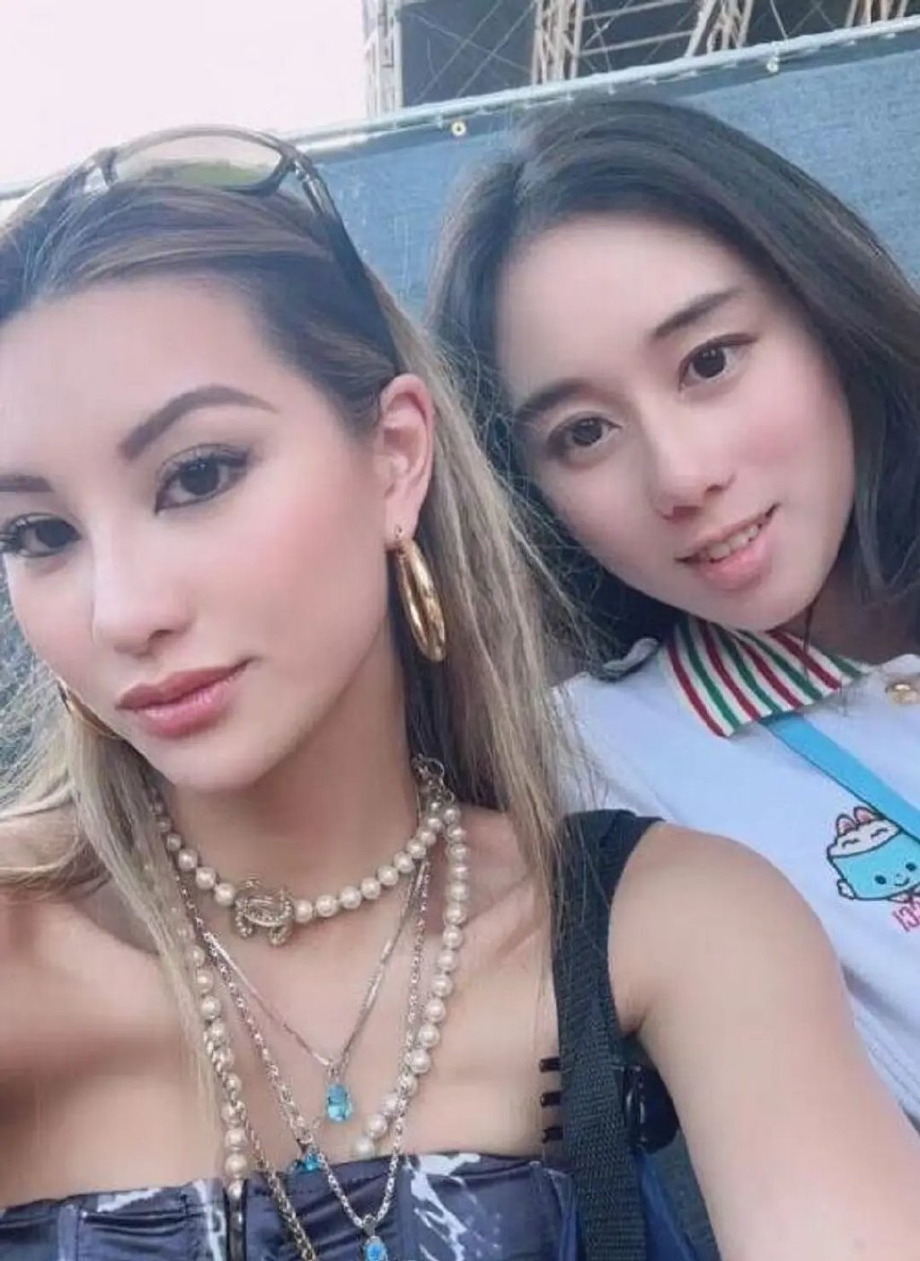 Lin Xiner prepares four big cakes for her father, while Lin Jianyue's illegitimate daughter buys ...