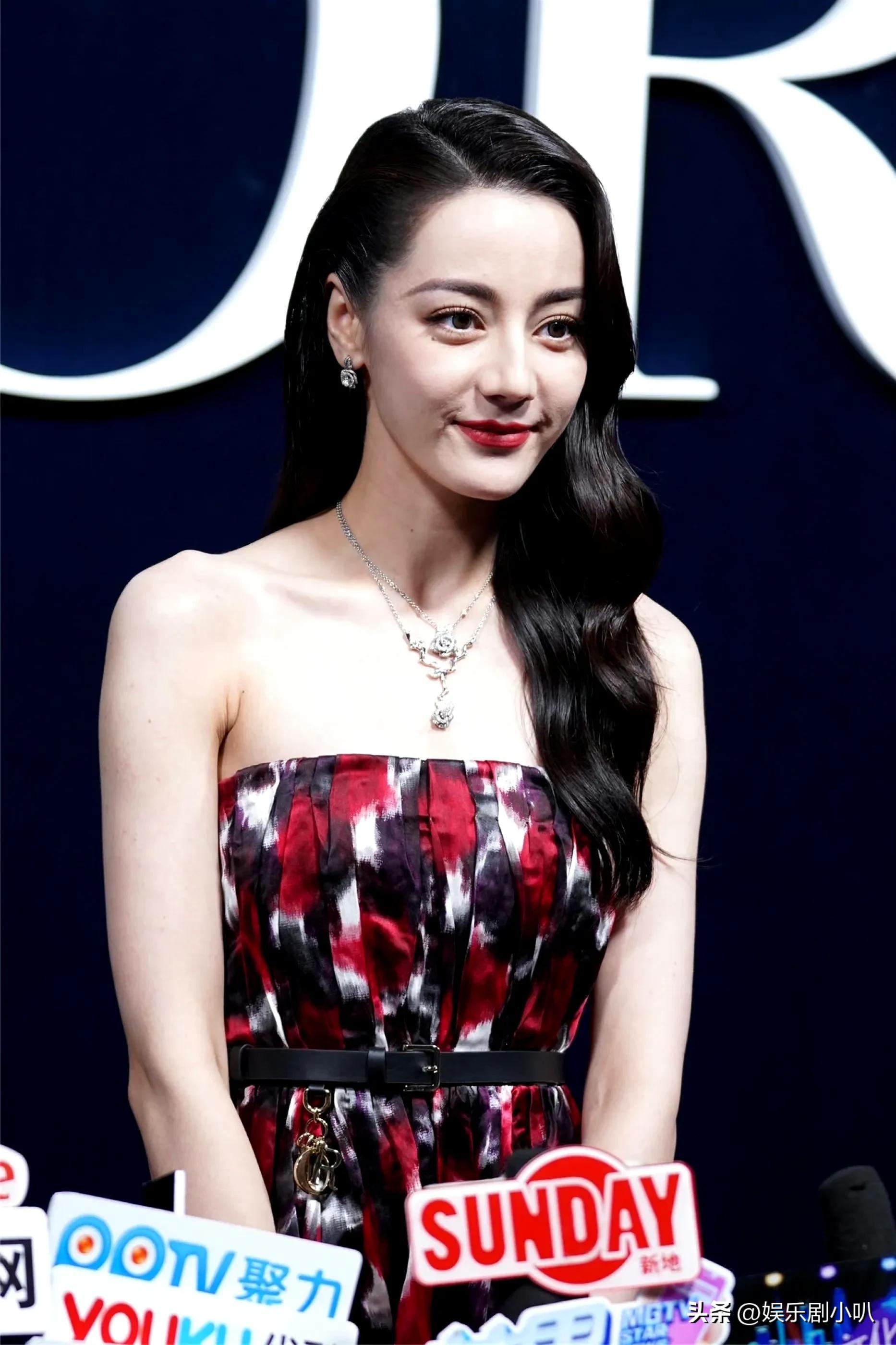 Reba's red carpet looks old and her skin is in poor condition. She lost ...