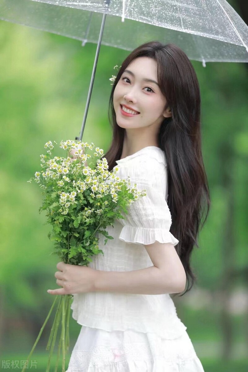 Xuan Lu's white dress in the rain looks like a photo with a cool breeze ...