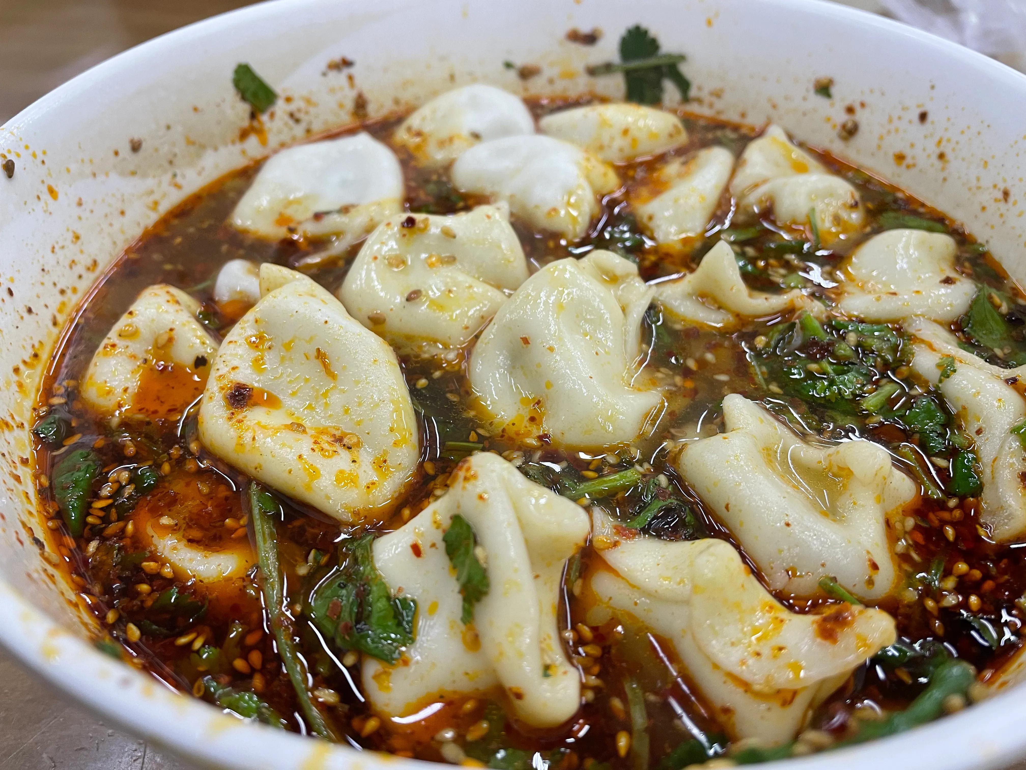 A mouthful of dumplings, a mouthful of sour soup, the satisfying sour ...