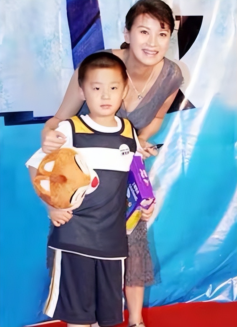 Li Youbin: The first marriage went out of the house, and the second ...