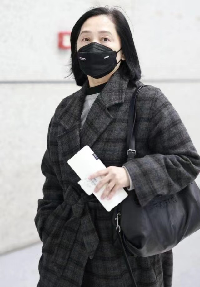 64-year-old Xu Di looks so young without makeup!Wearing a coat and ...
