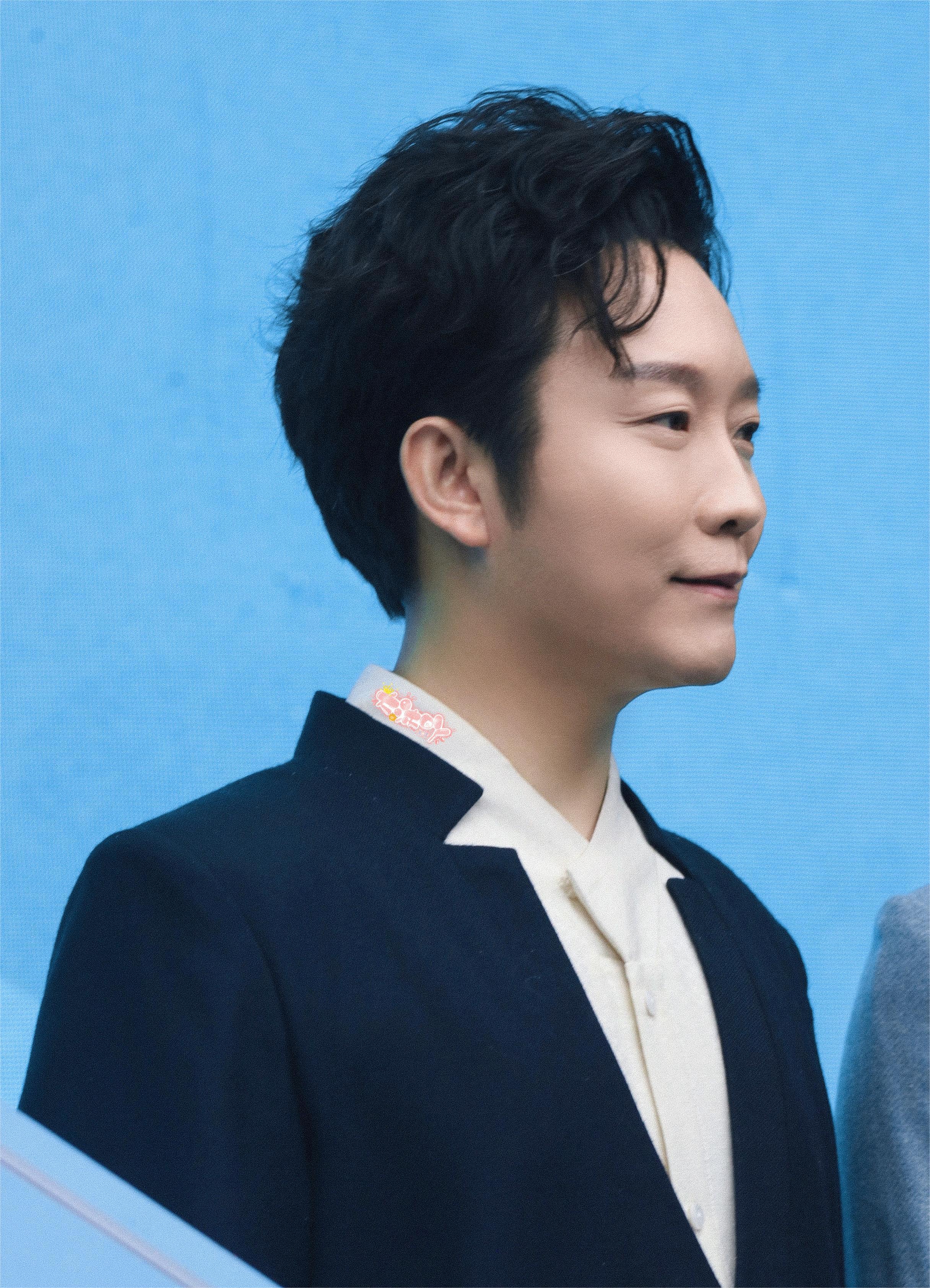Director Li Yugang's first feature film "Clouds on the Clouds" was ...