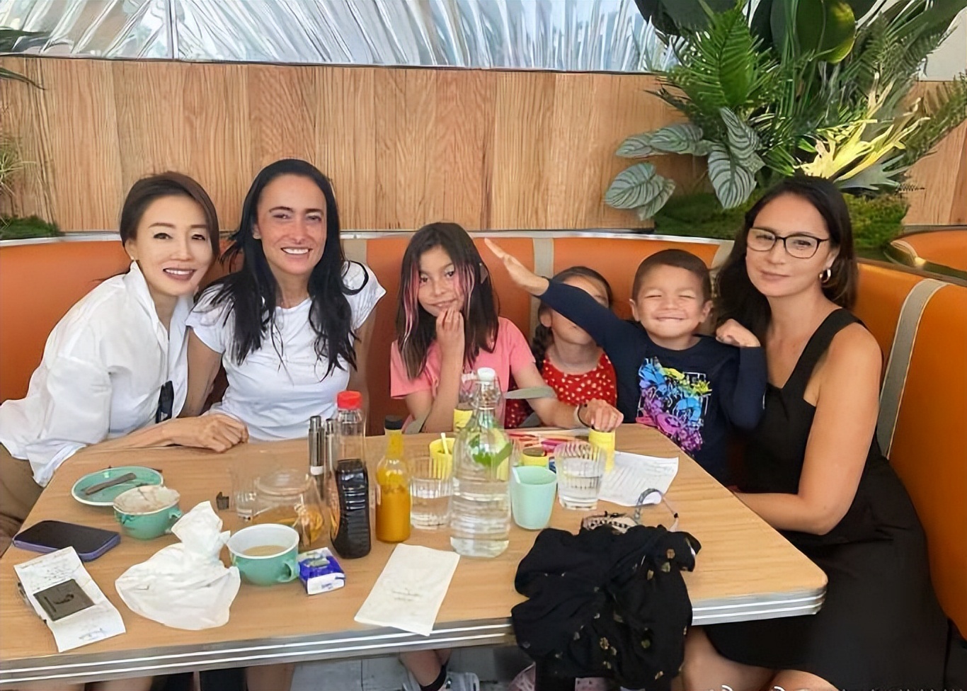 Wu Yanzu's 10-year-old daughter is rarely exposed, her long pink hair ...