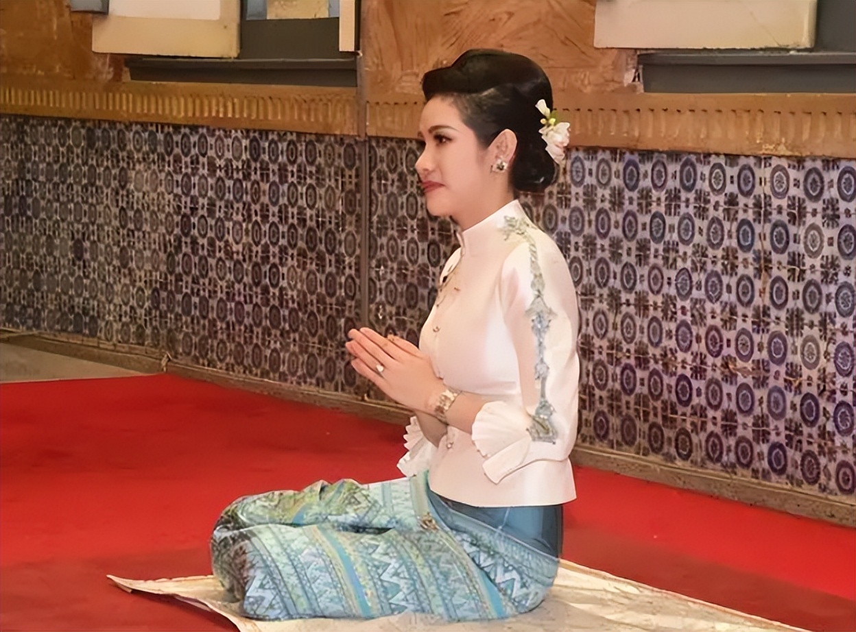 Sinina's favor and preferential treatment came to an abrupt end, and it ...